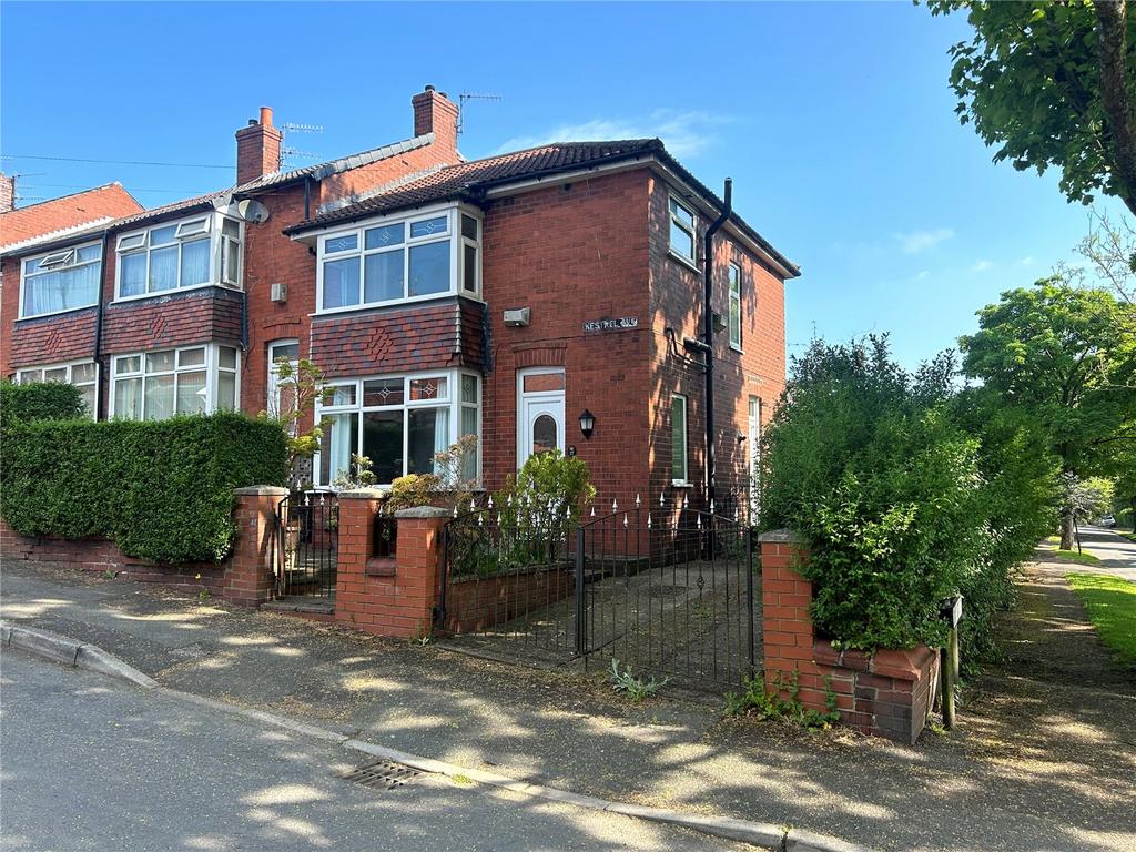 Kestrel Avenue, Salem, Oldham, OL4 3 bed end of terrace house - £200,000