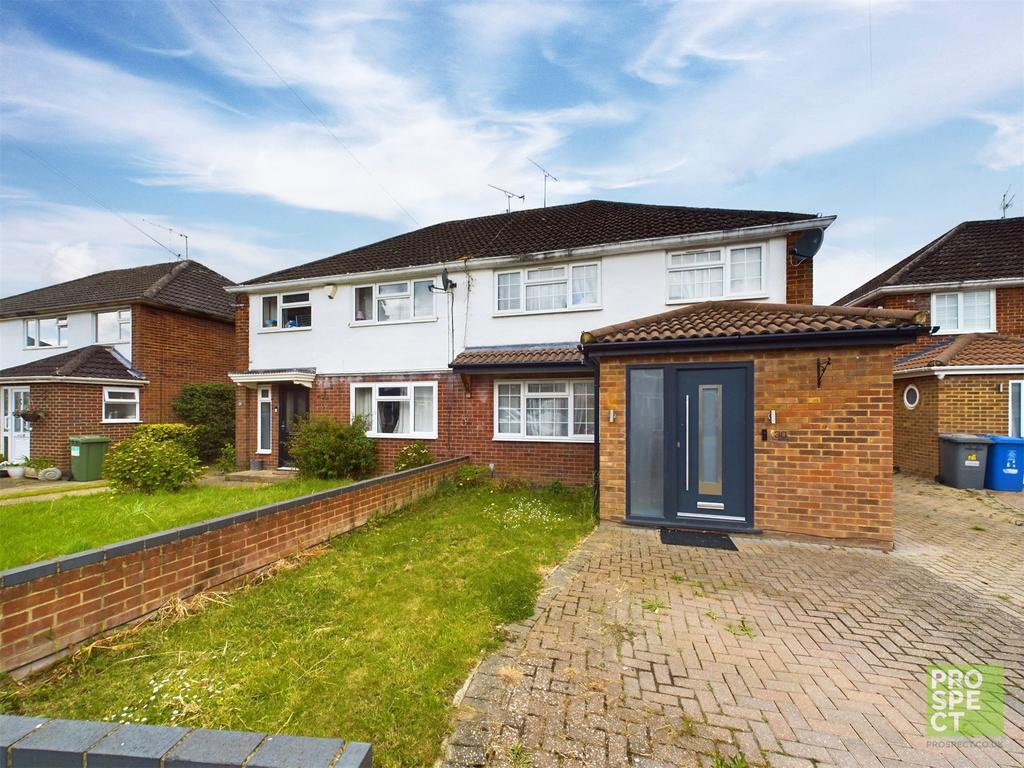 Ray Lea Close, Maidenhead, Berkshire... 3 bed semi-detached house - £ ...