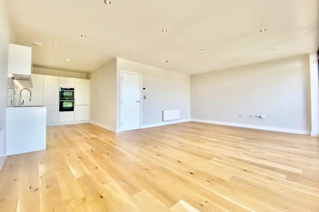 Harewood Avenue, Mill Hill, London, NW7 2 bed flat - £2,300 pcm (£531 pw)