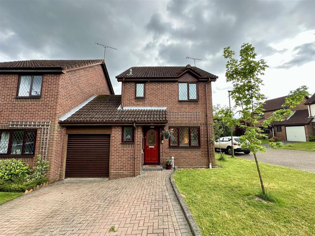 Membury Close, Frimley GU16 3 bed link detached house - £450,000