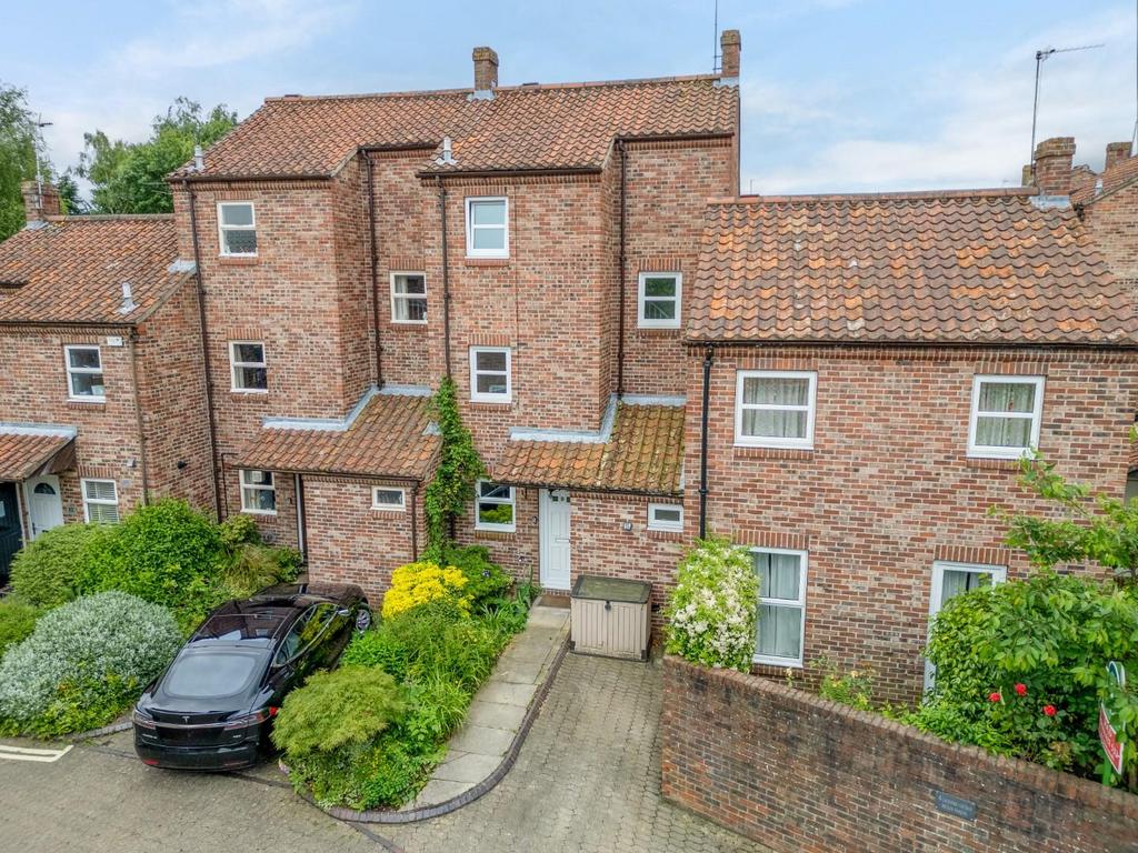 Hunt Court, Aldwark, York 4 bed townhouse - £500,000