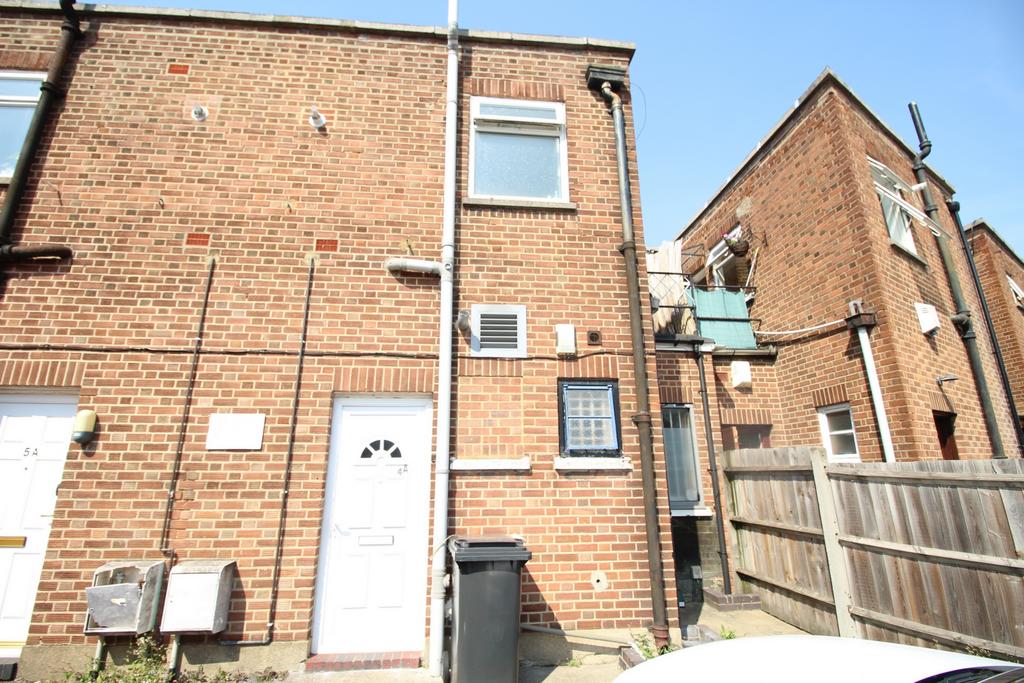 Mawney Road, Romford, RM7 2 bed maisonette - £950 pcm (£219 pw)