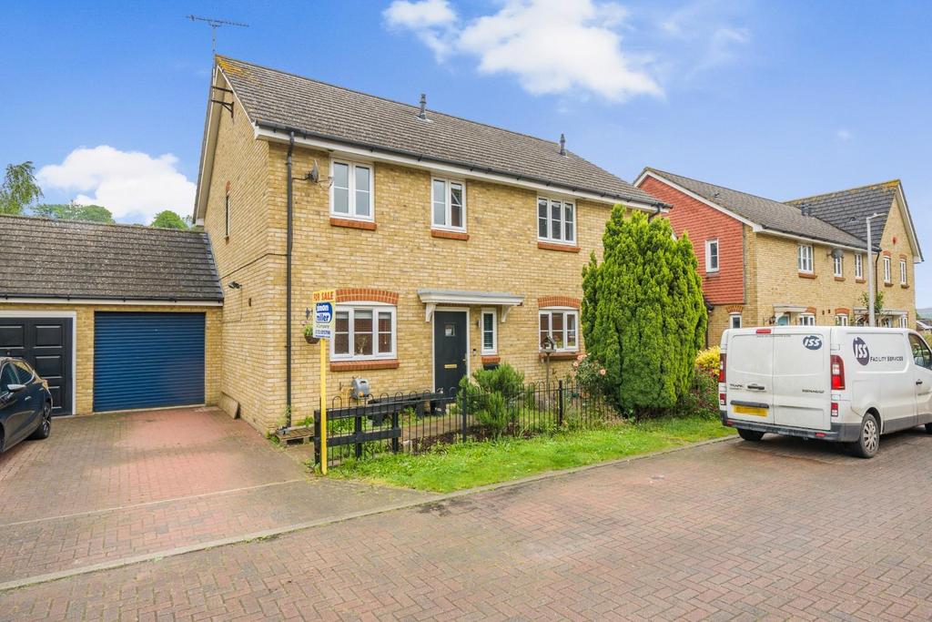 Demelza Close, Cuxton, Rochester 3 bed semi-detached house - £375,000