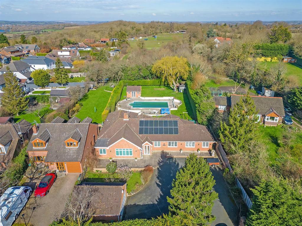 Hamlet Hill, Roydon: Spacious... 4 bed detached bungalow for sale - £ ...
