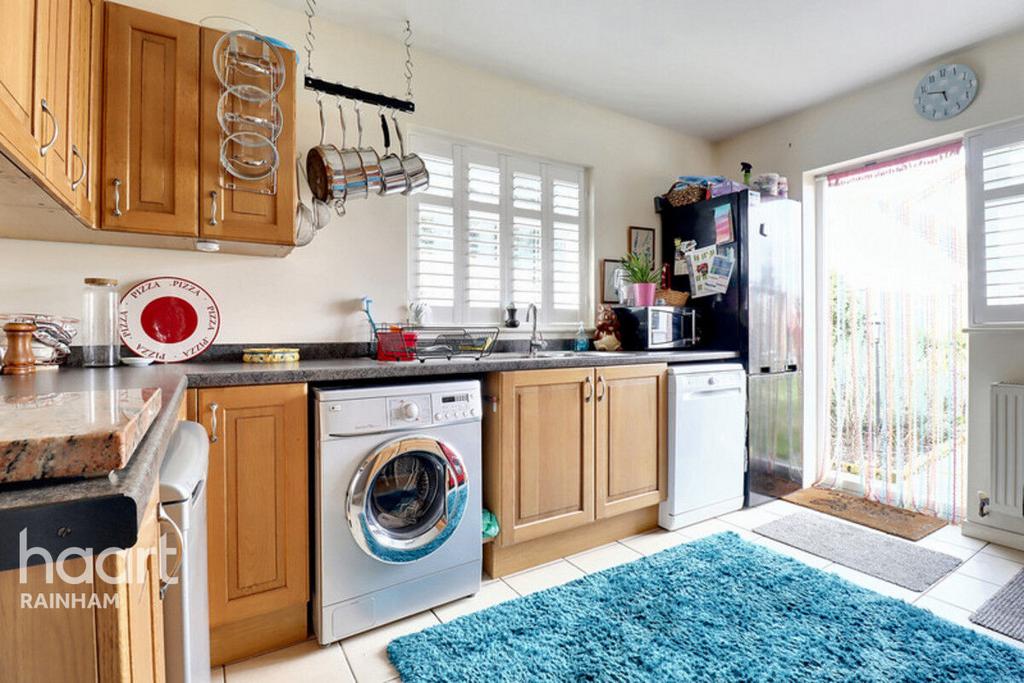 Thorn Lane, Rainham, RM13 9SJ 3 bed semi-detached bungalow - £400,000