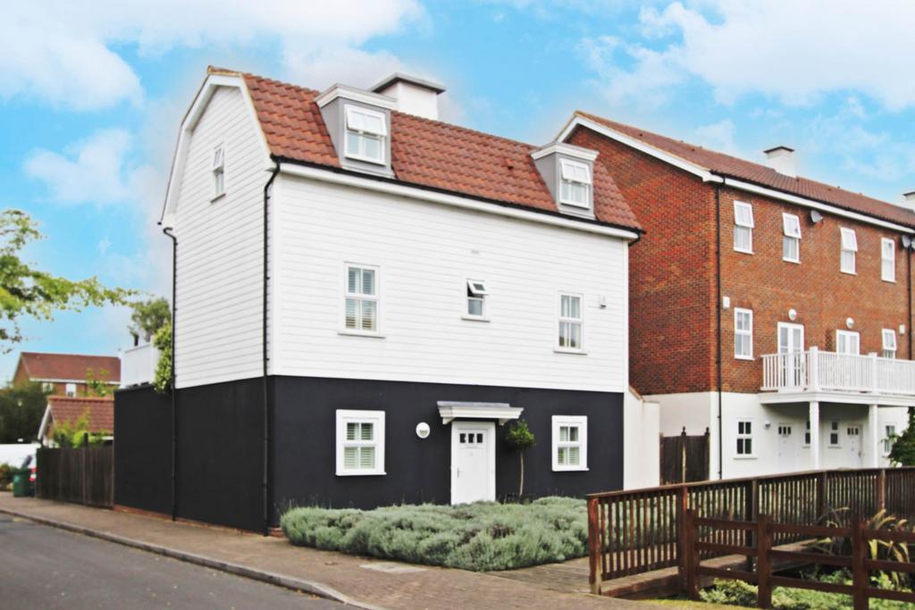Beaumont Drive, Worcester Park 4 bed detached house to rent - £4,000 ...