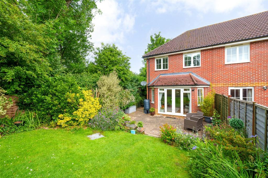 Three Mile Cross, Reading RG7 3 bed end of terrace house - £1,800 pcm ...