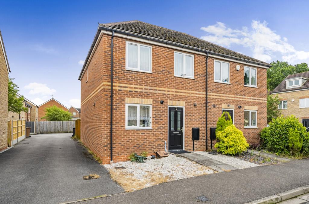Limeberry Place, Lincoln... 3 bed semi-detached house - £185,000