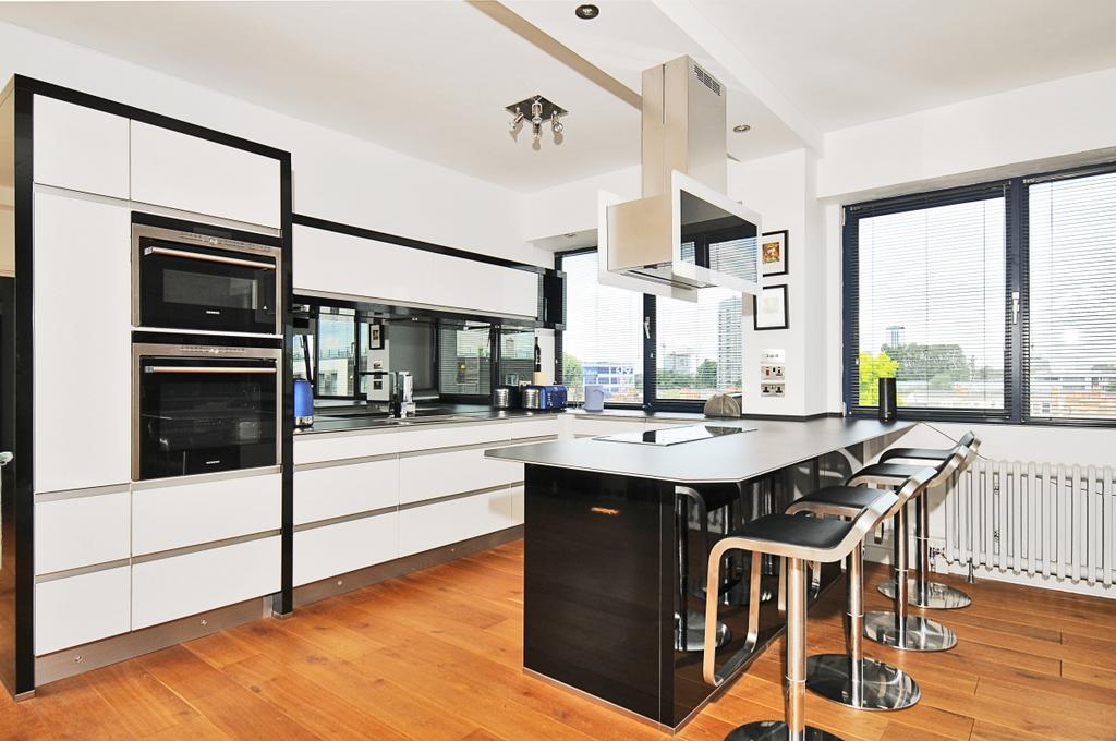 Furmage Street Earlsfield SW18 3 bed apartment - £3,000 pcm (£692 pw)