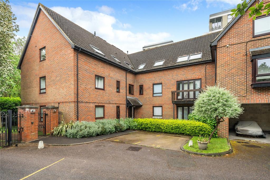 The Oaks, Surrey TW18 2 bed flat - £275,000