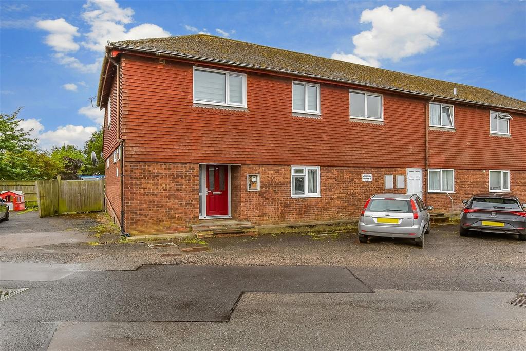 Station Approach, Staplehurst, Kent 2 bed ground floor flat for sale ...