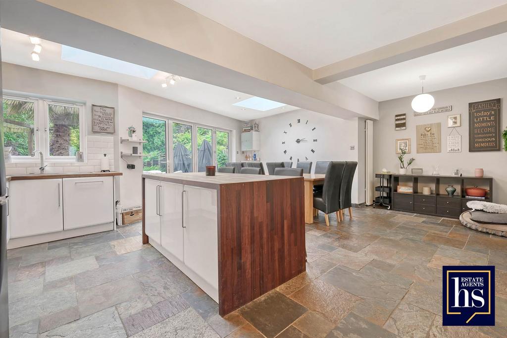 Danes Way, Brentwood CM15 5 bed semi-detached house for sale - £725,000