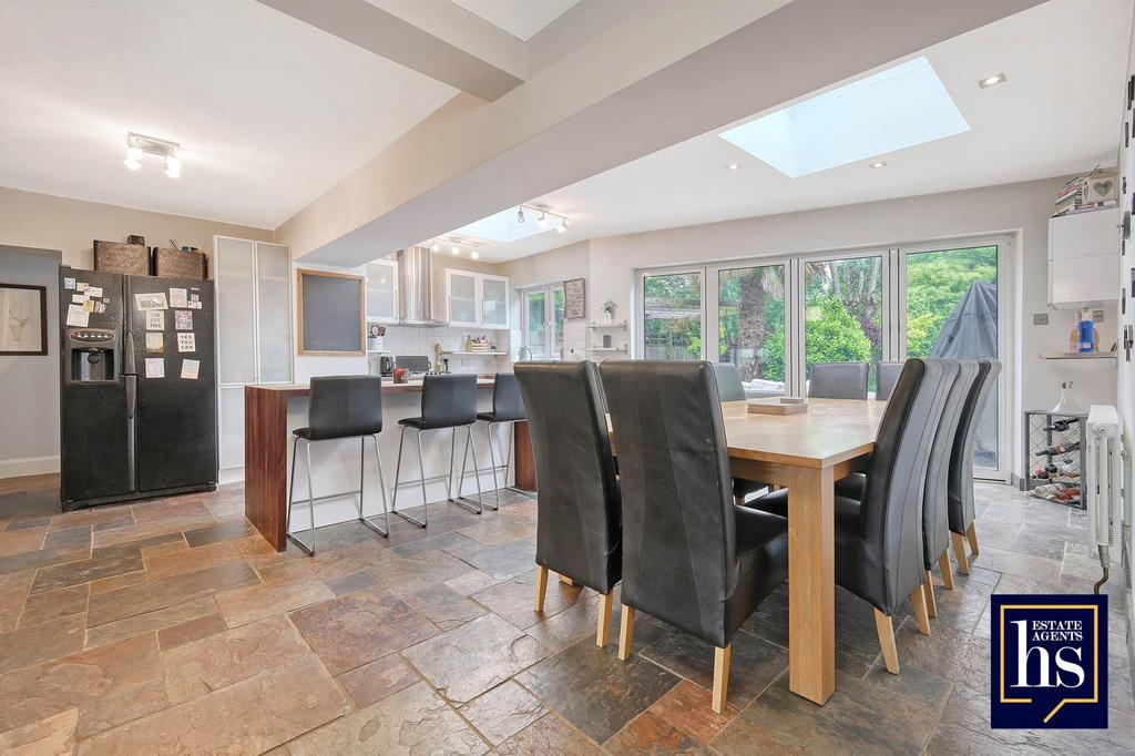 Danes Way, Brentwood CM15 5 bed semi-detached house for sale - £725,000