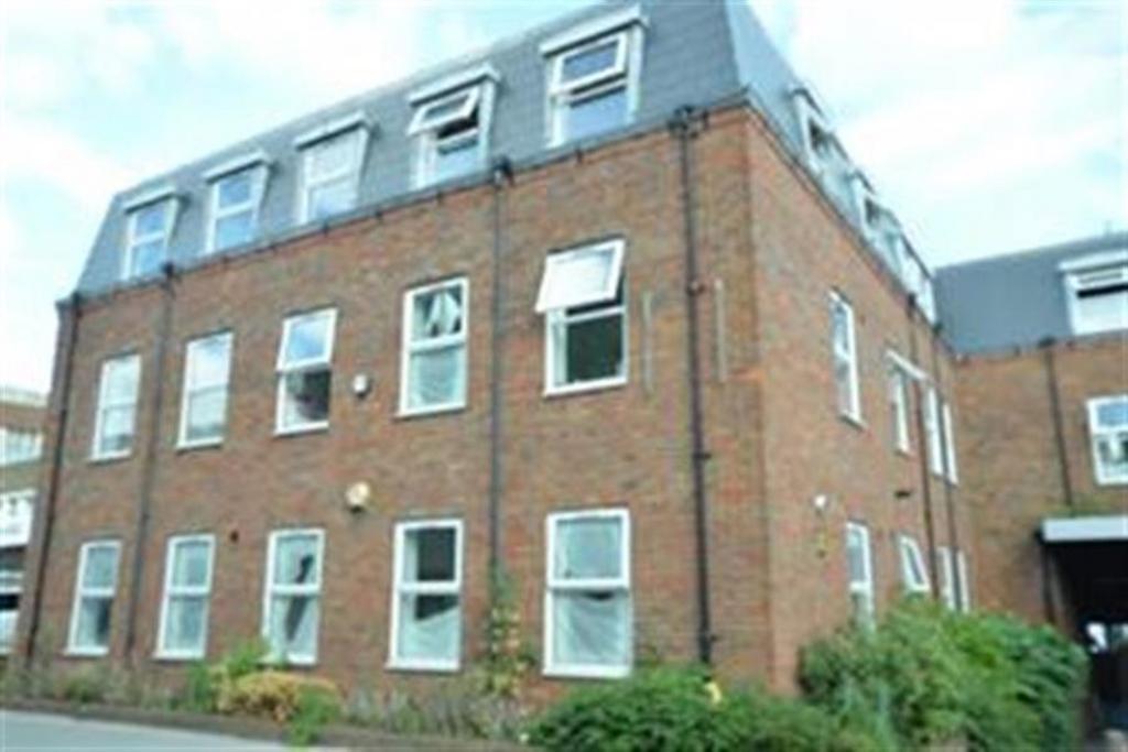 High Road, South Woodford, E18 1 bed apartment - £1,375 pcm (£317 pw)
