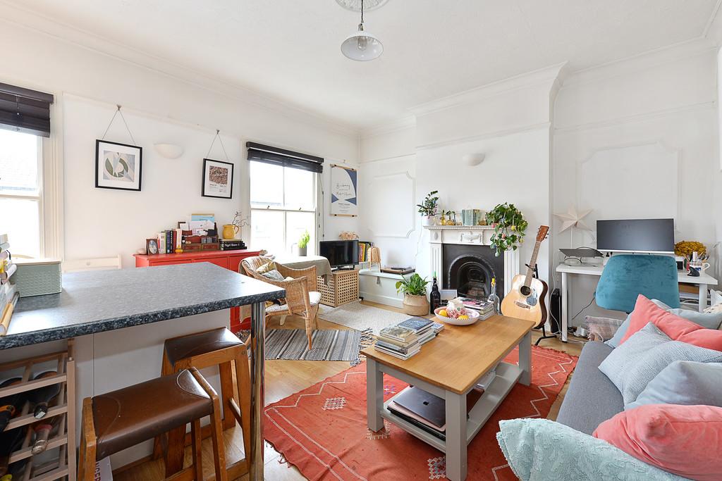 Victoria Park Road, London E9 1 bed flat - £1,650 pcm (£381 pw)