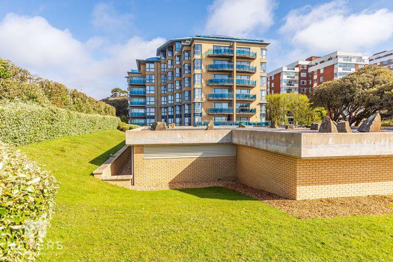 Needles Point, 15 Manor Road... 3 bed apartment - £2,800 pcm (£646 pw)