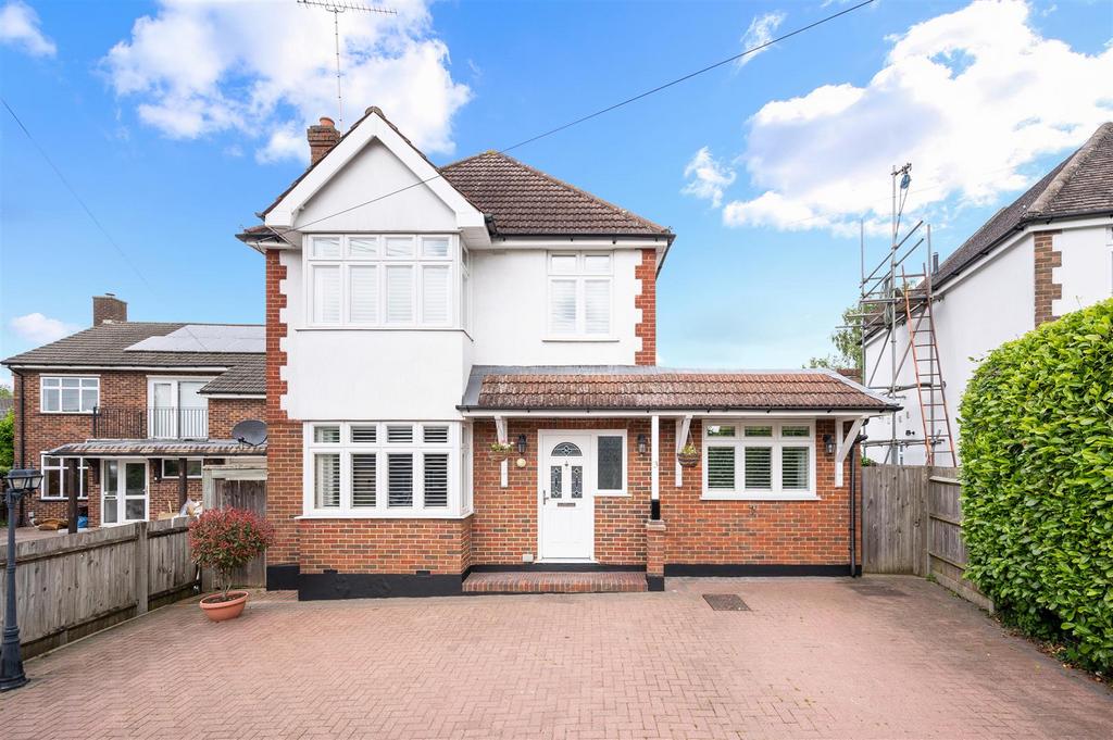 Nork Gardens, Banstead 3 bed detached house to rent - £2,850 pcm (£658 pw)