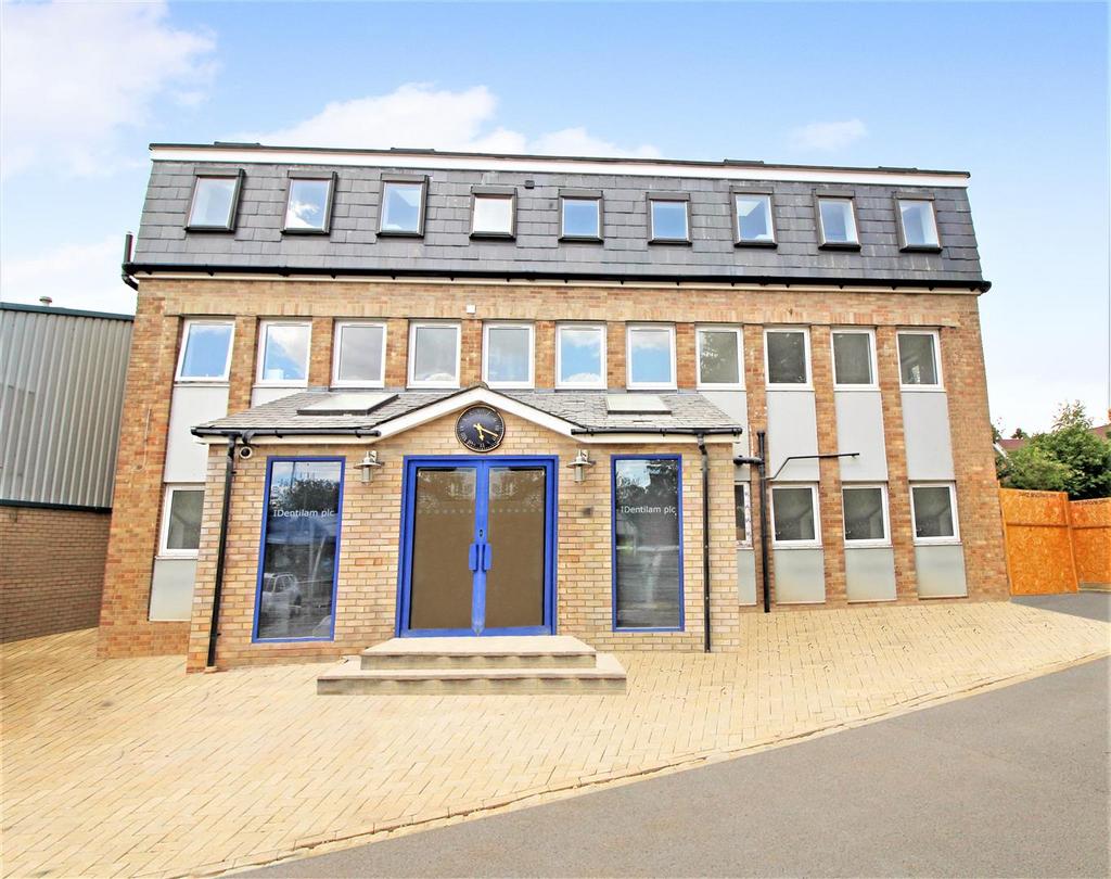 Station Approach, Faygate RH12 1 bed flat to rent - £1,100 pcm (£254 pw)