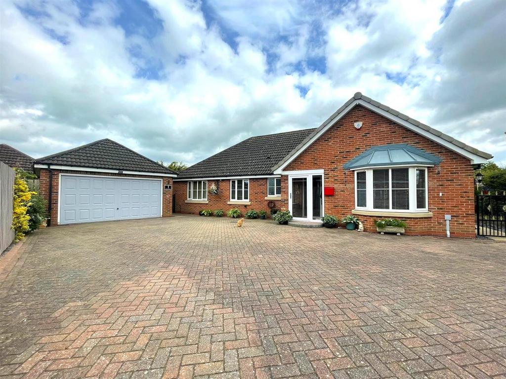 East Lane, Sigglesthorne, Hull 3 bed detached bungalow - £399,950