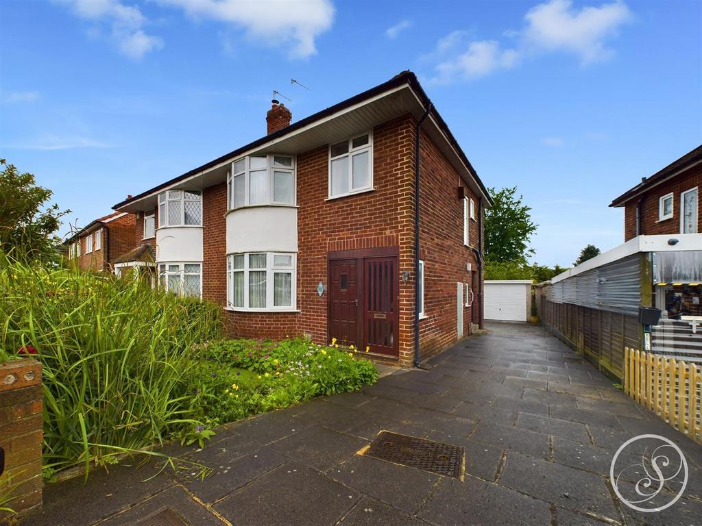 Allerton Grange Rise, Leeds 3 bed semi-detached house for sale - £325,000