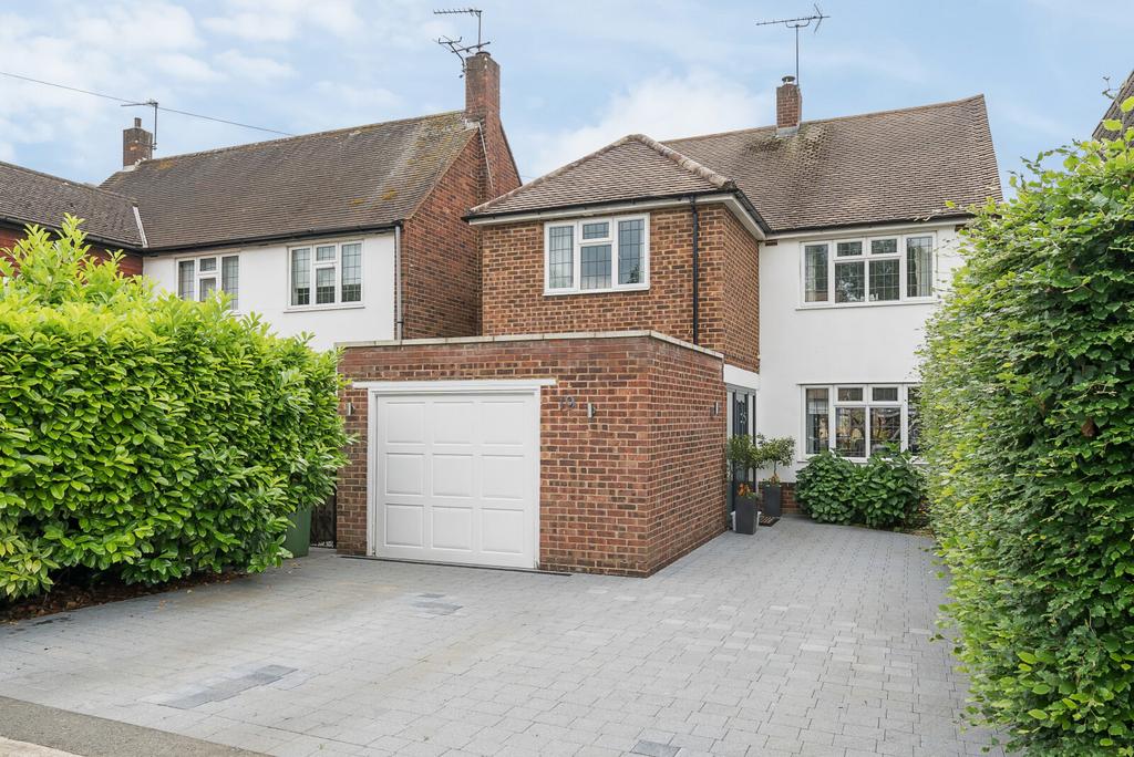 St Nicholas Drive, Shepperton, TW17 3 bed detached house - £900,000