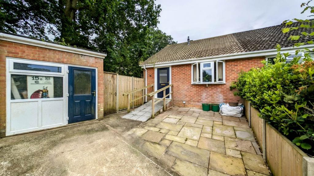 Dudley Close, Bordon GU35 2 bed semi-detached bungalow - £279,950