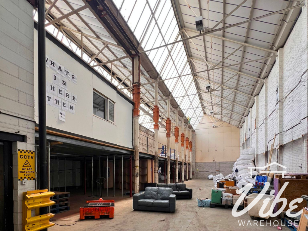 Europa House Trading Estate, Erith... Warehouse - £4,500 pcm (£1,038 pw)