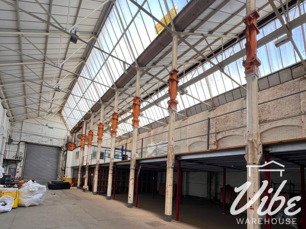 Europa House Trading Estate, Erith... Warehouse - £4,500 pcm (£1,038 pw)