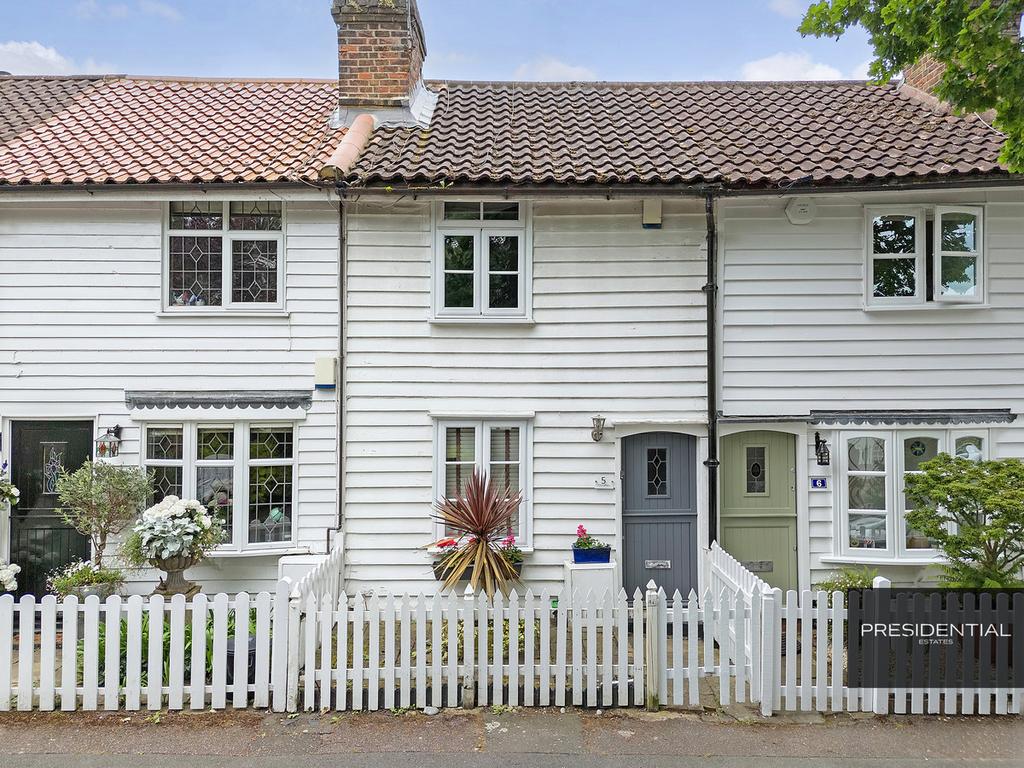 Chigwell IG7 2 bed cottage - £400,000