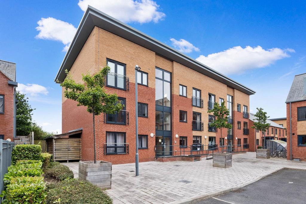 Riverbank Court, Woodhouse Close... 2 bed apartment - £195,000