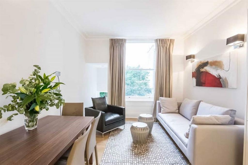 13 Talbot Square, London W2 2 bed apartment - £3,950 pcm (£912 pw)