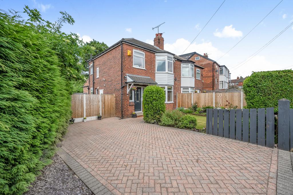 Carrholm View, Leeds LS7 3 bed semi-detached house - £360,000