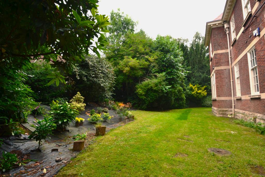 Gledhow Manor, Gledhow Lane, Leeds LS7 3 bed duplex for sale - £375,000