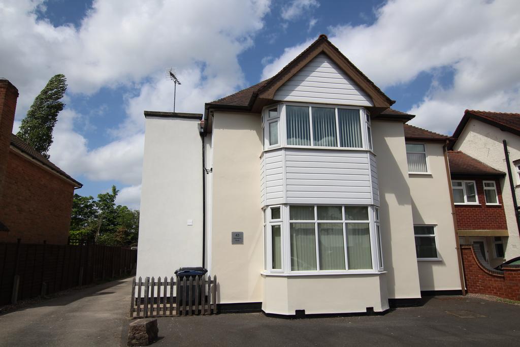 Leejon Court, Cremorne Road, Four... 1 bed flat - £750 pcm (£173 pw)