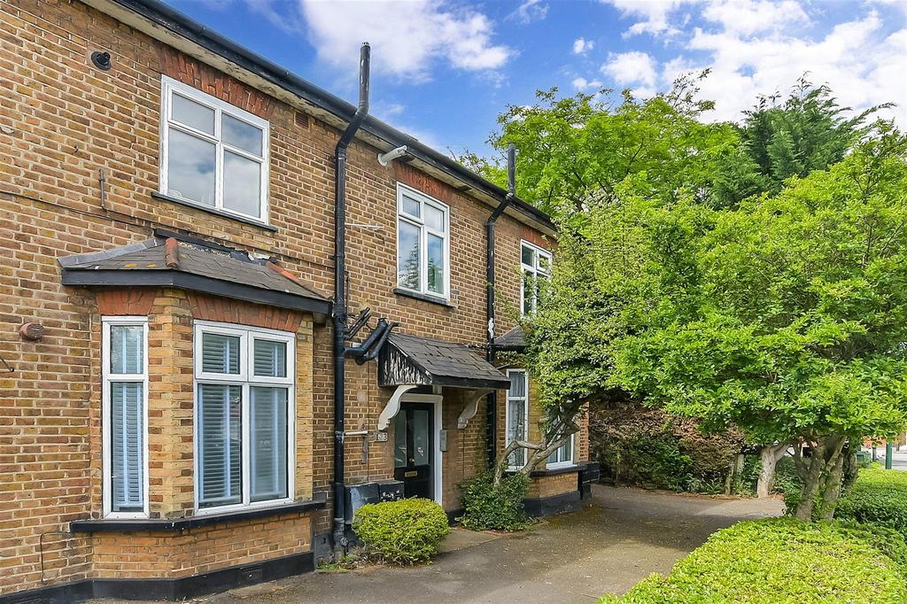 Cheam Common Road, Worcester Park... Studio for sale - £125,000