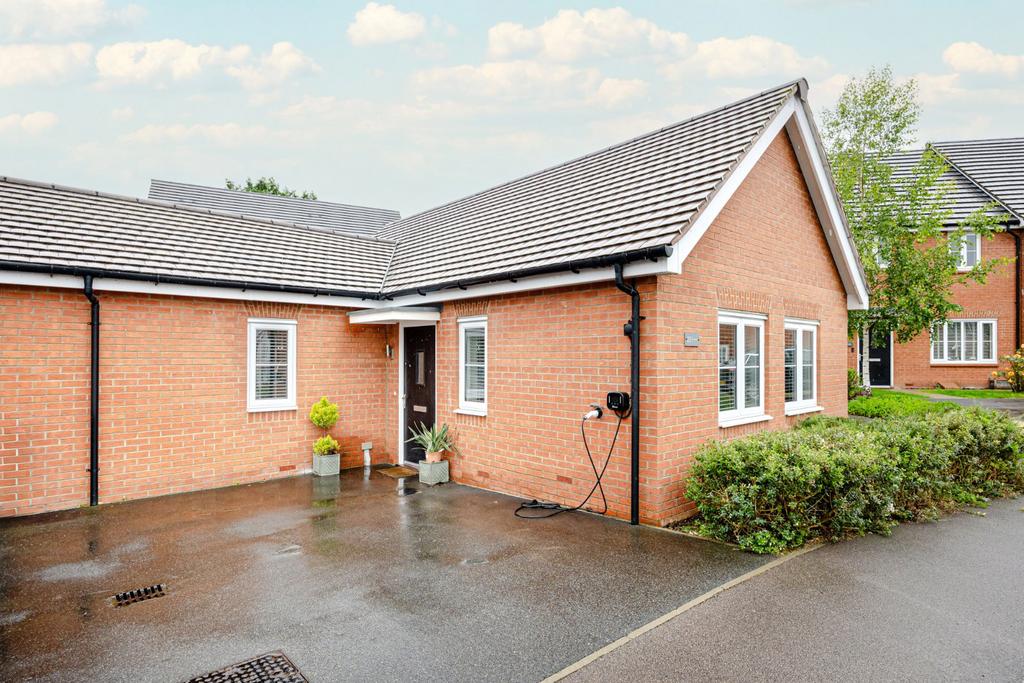 Bluebell Drive, Stansted, Essex, CM24 1 bed bungalow - £350,000