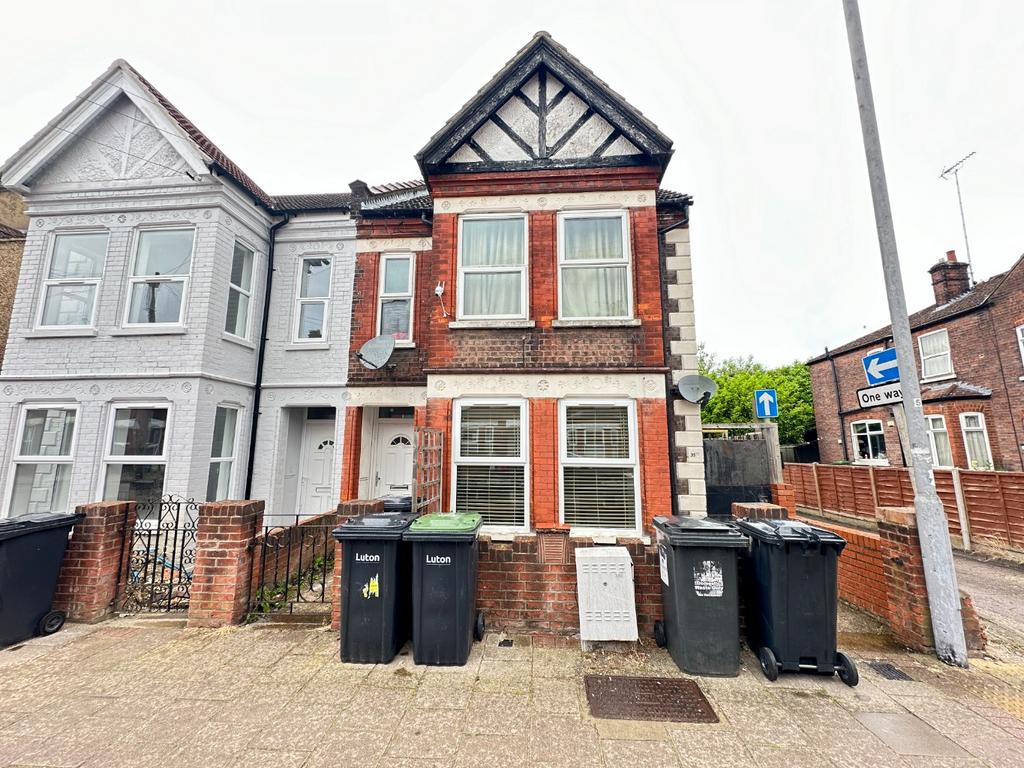 Clarendon Road, Luton, Bedfordshire... 1 bed ground floor flat - £750 ...