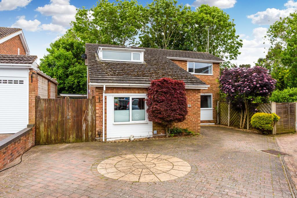 Larkhill, Rushden NN10 4 bed detached house - £335,000