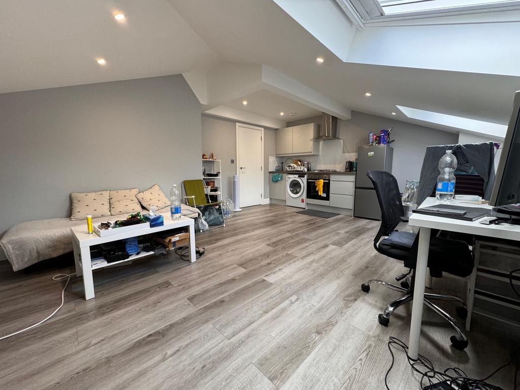 Pioneer House, Fleet Studio to rent - £900 pcm (£208 pw)