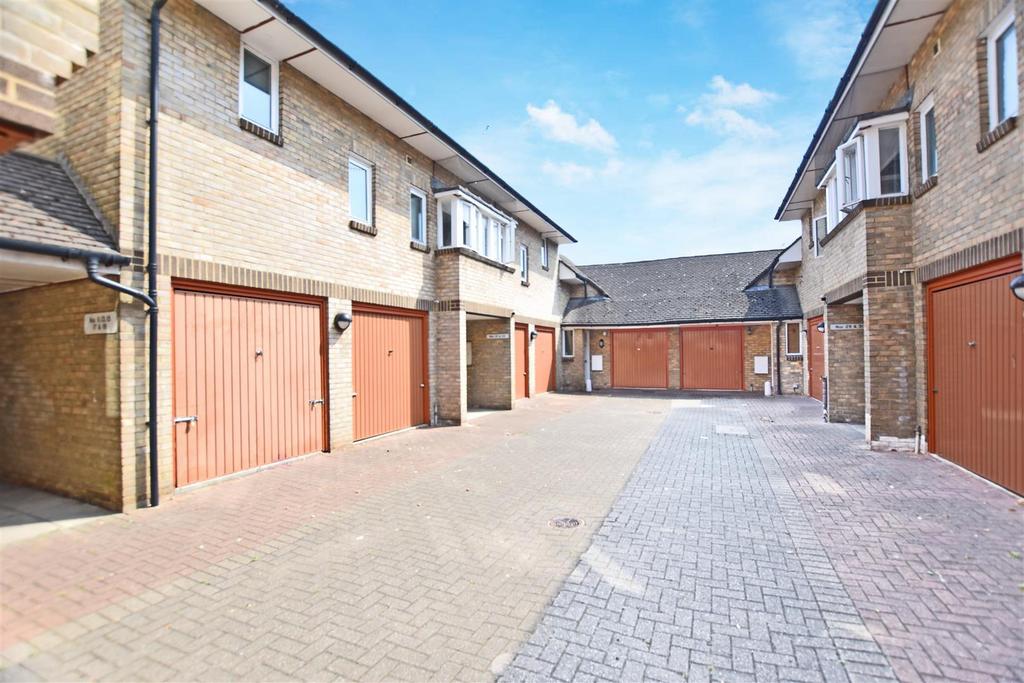 Manor House Way, Isleworth 1 bed maisonette - £1,550 pcm (£358 pw)