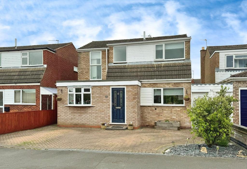 Arras Boulevard, Hampton Magna, Warwick 3 bed detached house - £367,500