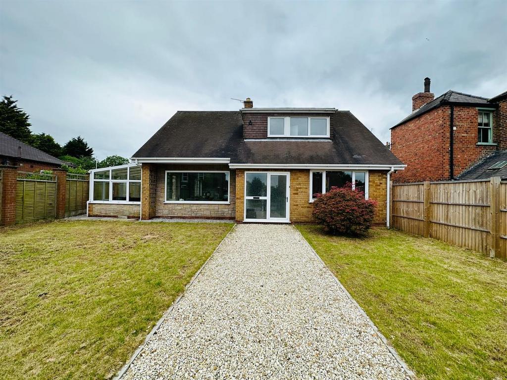 High Street, West Cowick, Goole 3 bed detached bungalow for sale - £270,000