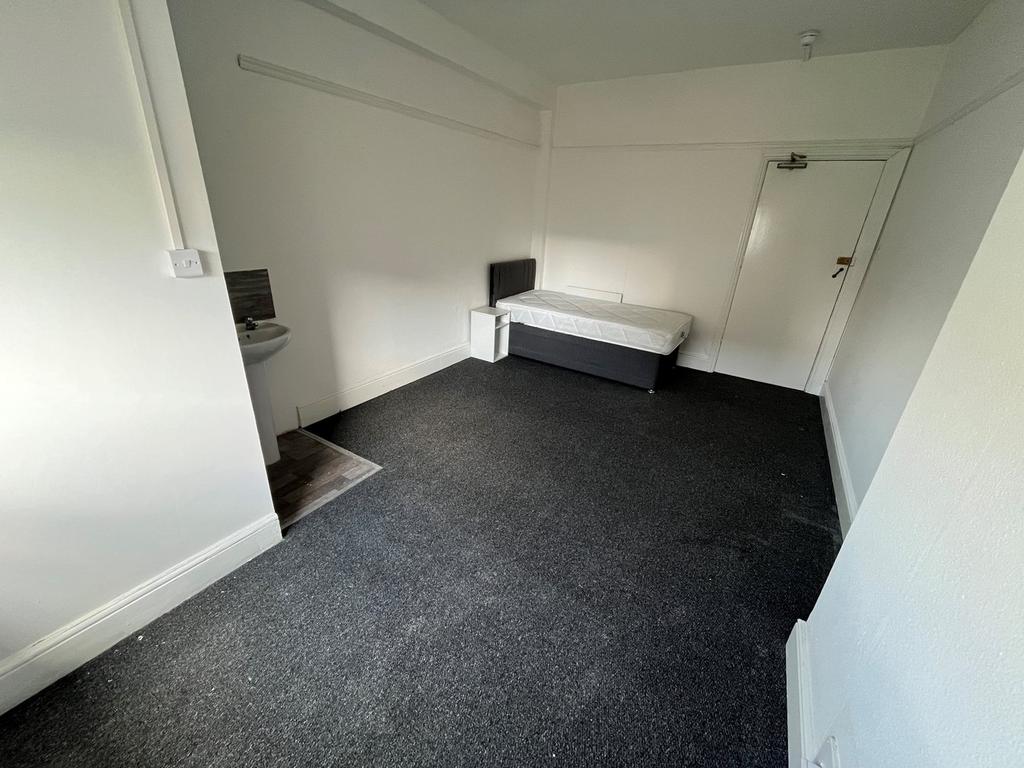 Holdenhurst Road, Bournemouth, BH8 Studio - £650 pcm (£150 pw)