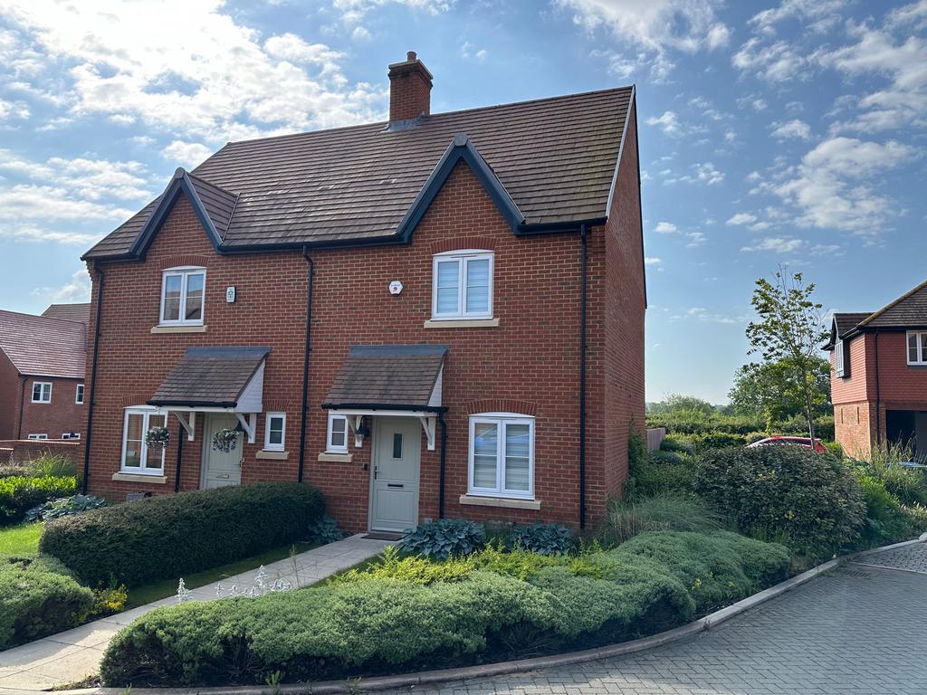 Heather Green, Warfield RG42 2 bed semi-detached house - £1,850 pcm (£ ...