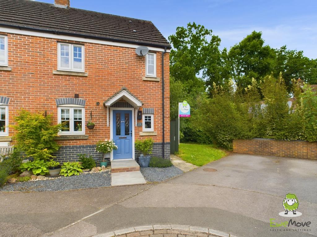 UPPER STROUD CLOSE, CHINEHAM... 2 bed end of terrace house - £300,000