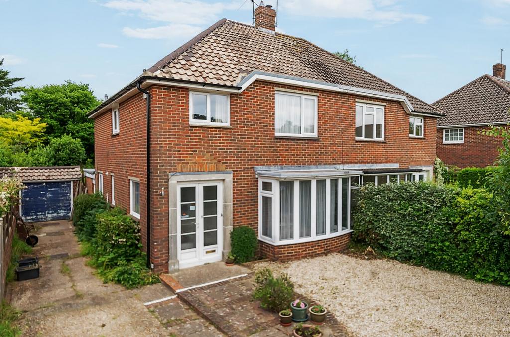 Barnfield Road, Petersfield, GU31 3 bed semi-detached house - £600,000