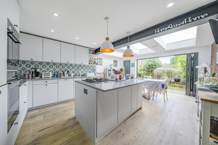 Auckland Road London SW11 2 bed apartment - £3,000 pcm (£692 pw)