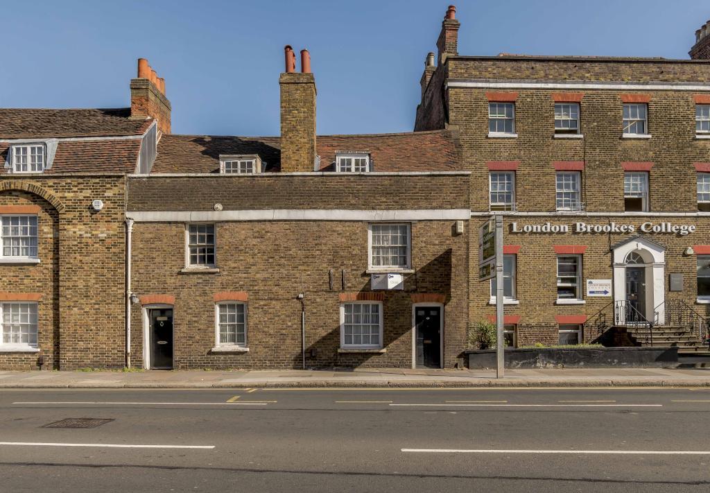 The Burroughs, NW4 3 bed terraced house - £2,500 pcm (£577 pw)
