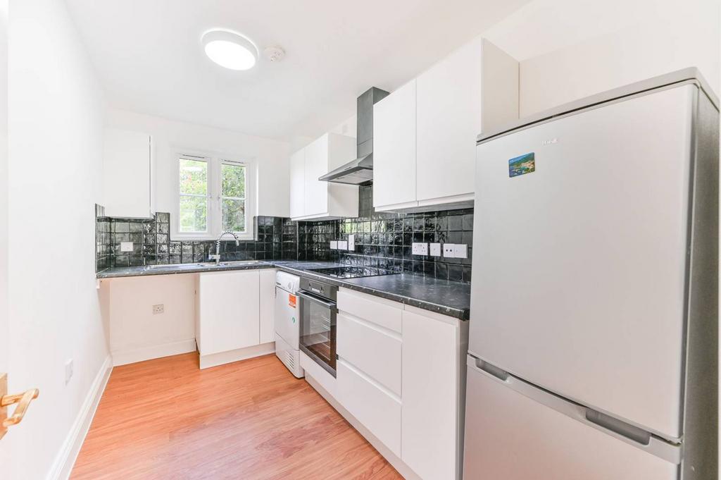 East India Way, Croydon, CR0 2 bed flat - £325,000