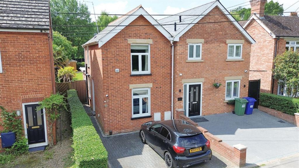 Cove Road, Fleet GU51 3 bed semi-detached house - £425,000